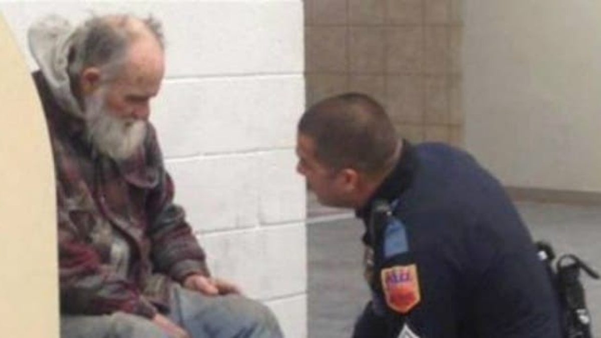 This homeless man refuses to leave the store! A police officer ...